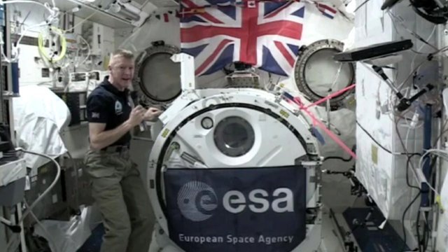 Cosmic Classroom: School kids talk to Tim Peake - BBC Newsround