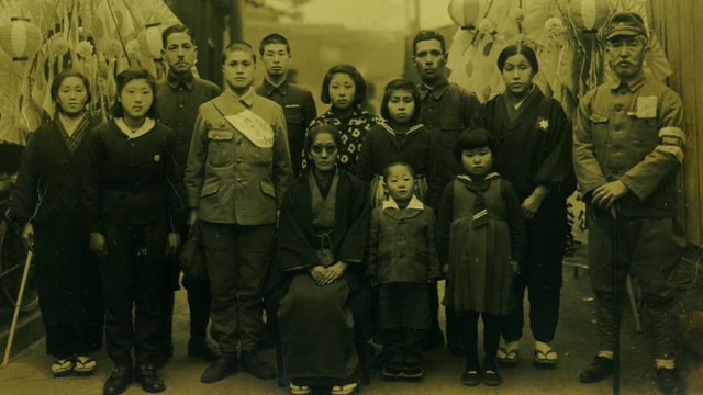 Japan and WW2: Emperor Akihito leads memorial service - BBC News
