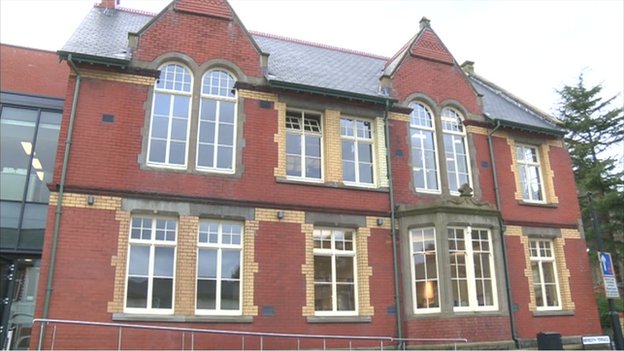 Newbridge Memo volunteers receive award for restoration - BBC News