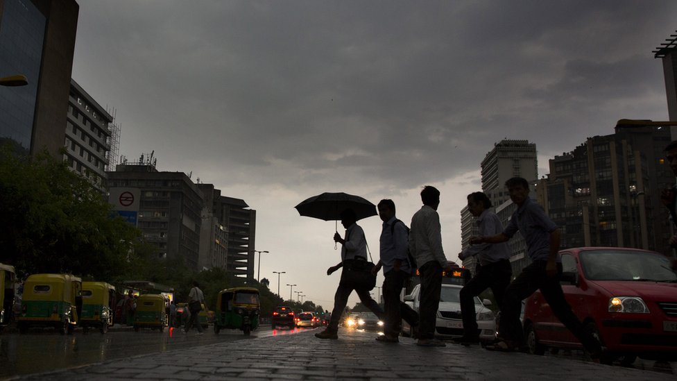 In pictures: Indians enjoy respite from record-breaking heatwave - BBC News