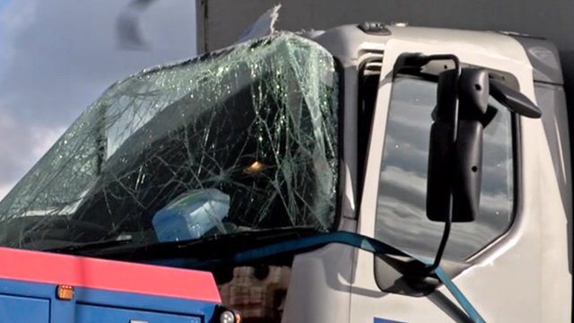 Lucky escape after lorry crash in Victoria, Australia - BBC News