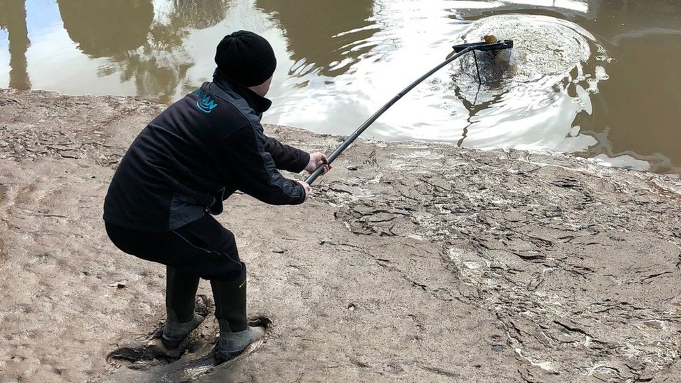 Middlewich canal collapse leaves up to 20 boats stranded - BBC News