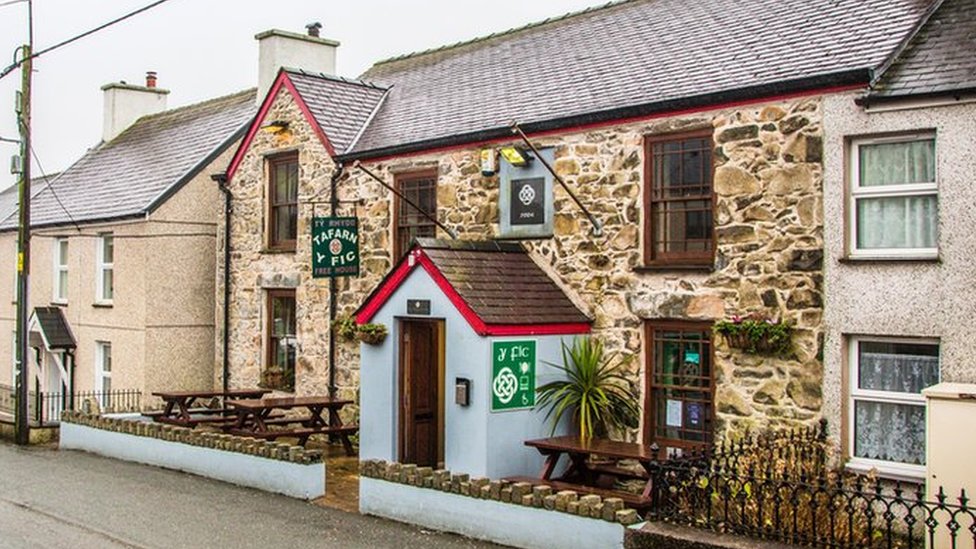 Beth yw cyfraniad y dafarn leol i gymuned? - BBC Cymru Fyw
