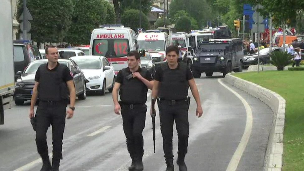 Istanbul bombing: Blast hits police bus in Vezneciler - BBC News