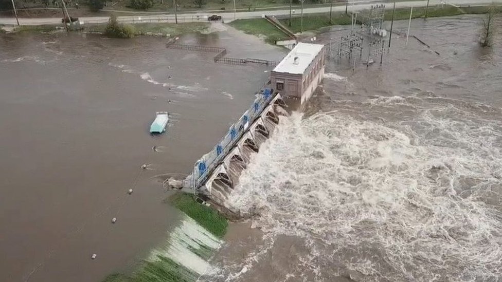 Michigan dams burst forcing 10,000 to evacuate city of Midland - CBBC ...