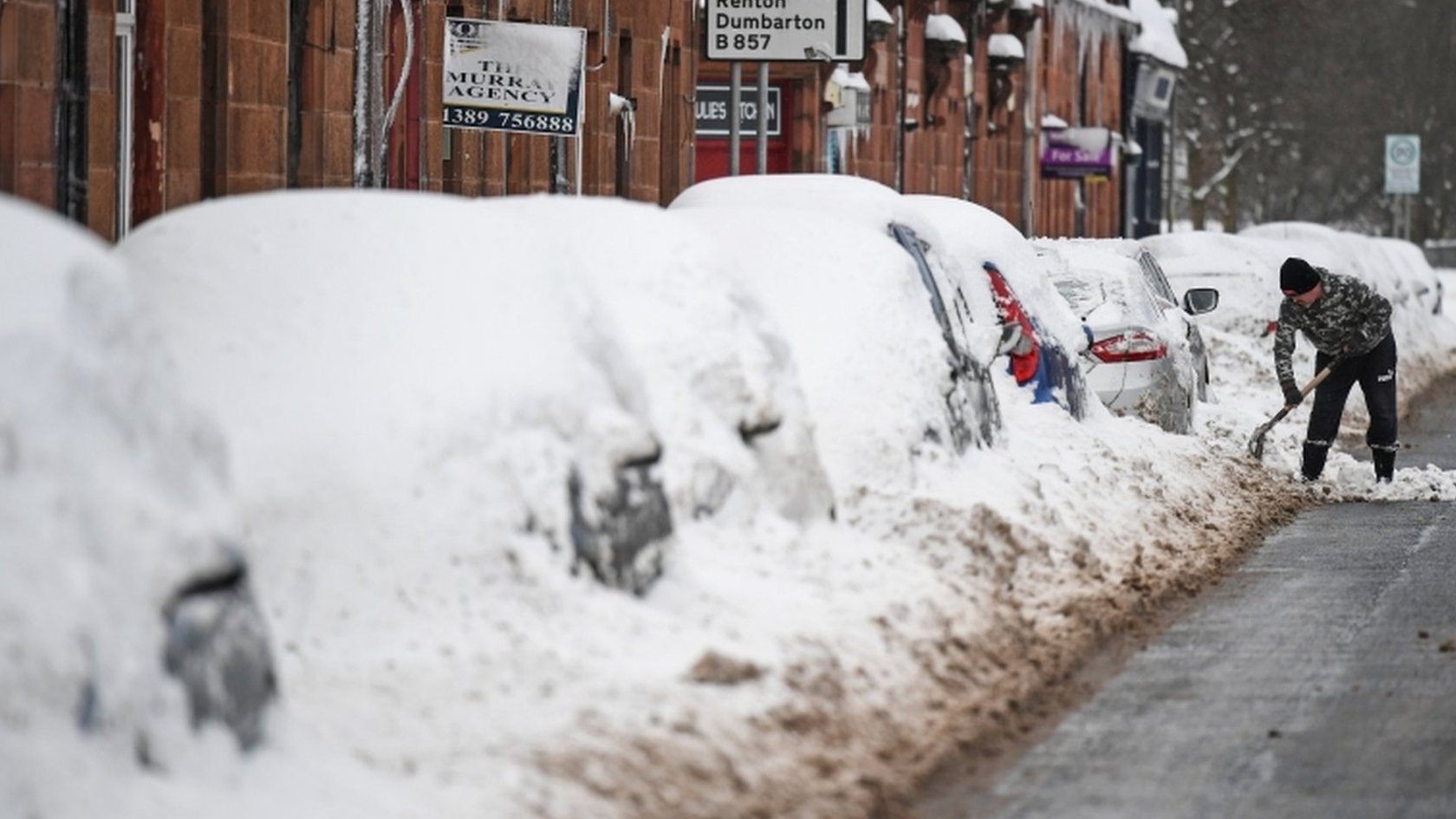 As it happened: Third day of snow disruption - BBC News