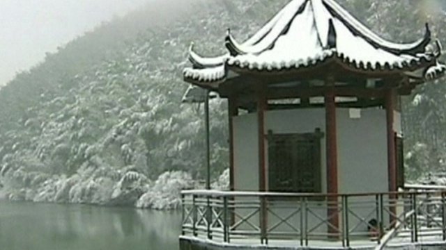 Heavy snowfall and freezing weather hits China - BBC News