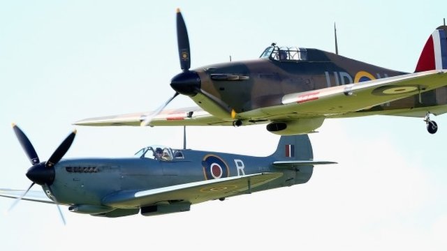 Flypast marks Battle of Britain 75th anniversary - BBC News