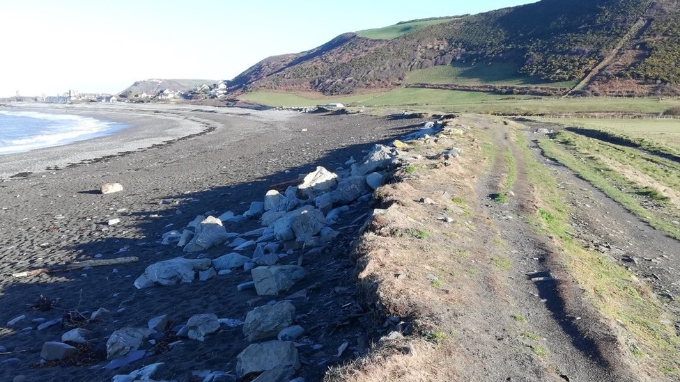 Trafod symud rhan o lwybr yr arfordir ger Aberystwyth - BBC Cymru Fyw