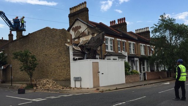 £650,000 London house collapses - BBC News