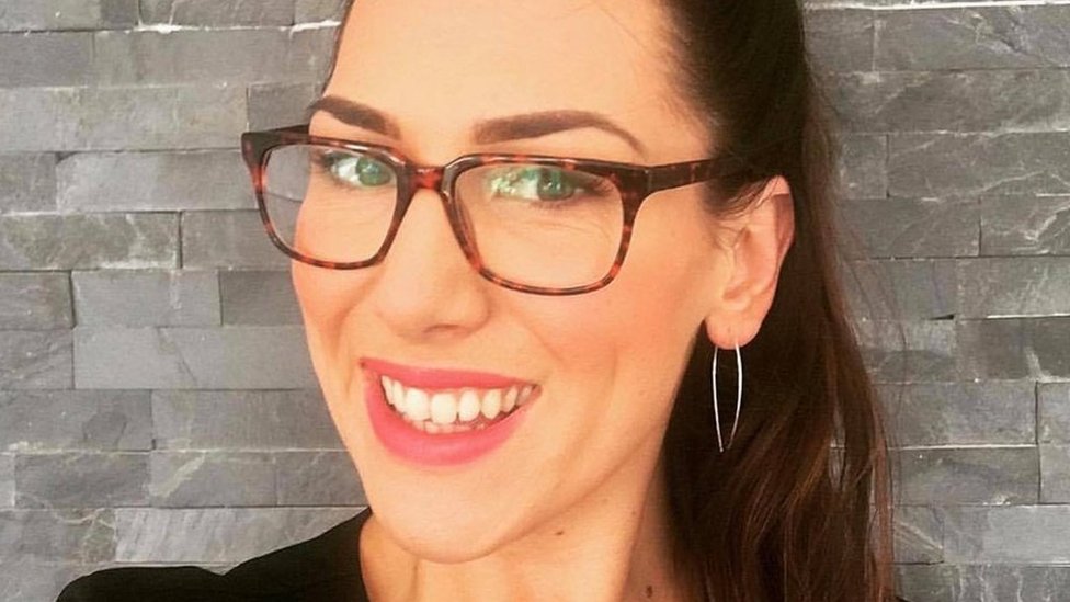 'Trio bod yn bositif' ar ôl colli clyw - BBC Cymru Fyw