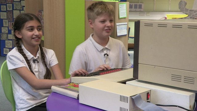 Kids try out old computers from the 80s - BBC Newsround