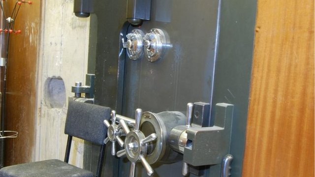 Hatton Garden heist: Police video explains raid step-by-step - BBC News