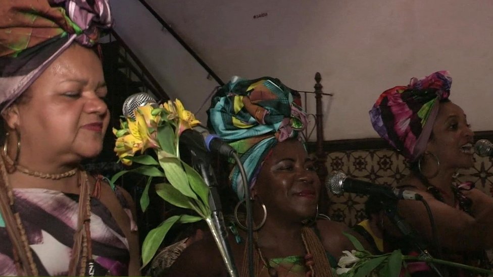 Brazilian dance craze sweeps through Rio's favelas - BBC News