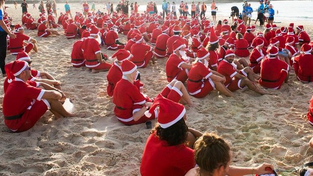 Surfing Santas set world record - BBC Newsround