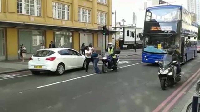 London tour bus driver 'attack' caught on camera - BBC News