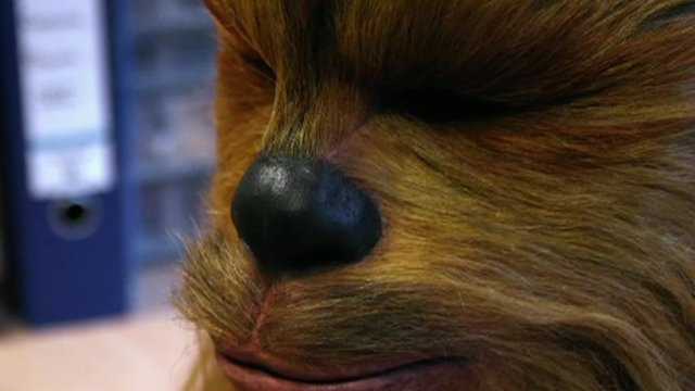 Star Wars actor does Chewie impression for kid - BBC Newsround