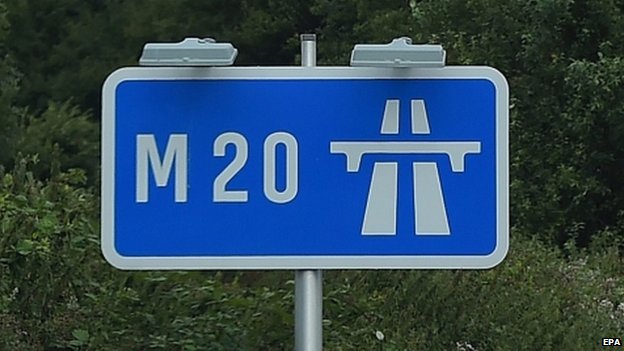 M20 crash: Lorry driver dies after collisions - BBC News