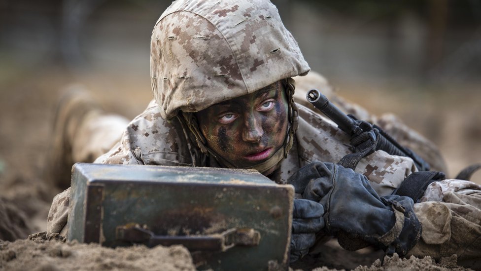 The women taking a gruelling test to be US Marines - BBC News