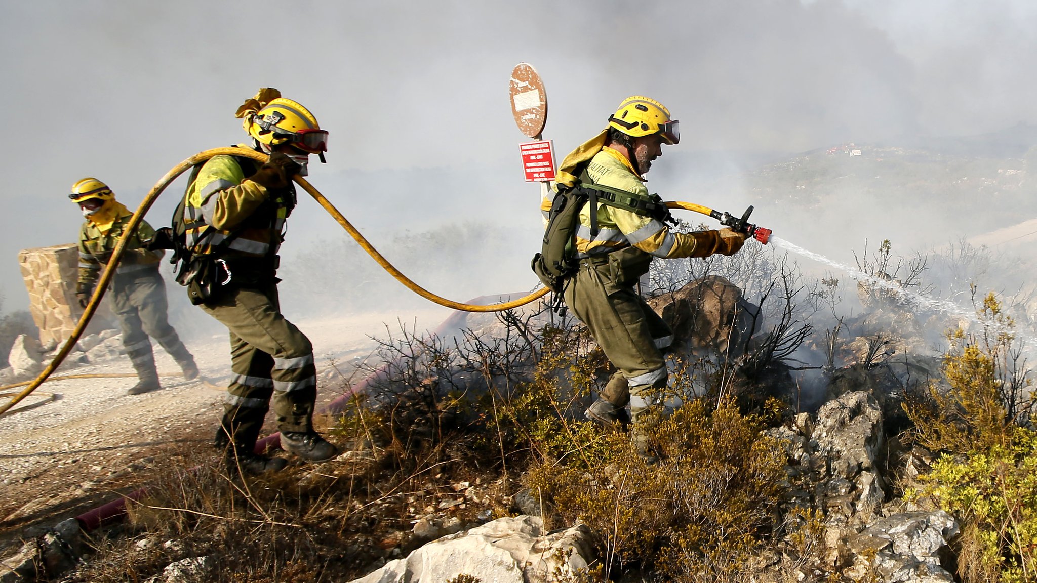 More than 1,400 people evacuated as fires are tackled - CBBC Newsround