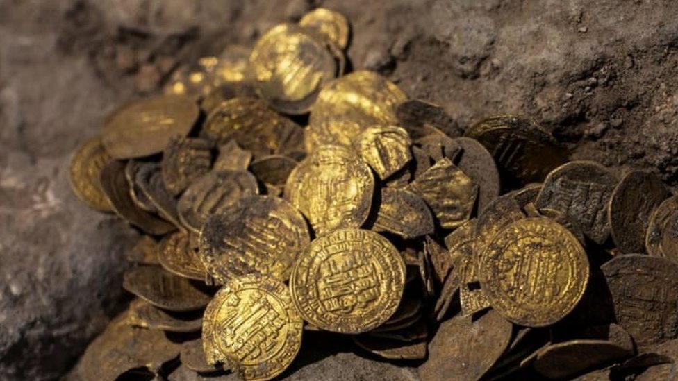 1,000-year-old gold coins found in a trove in Israel - CBBC Newsround