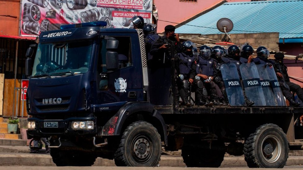 Angolan police fire tear gas at illegal protest - BBC News