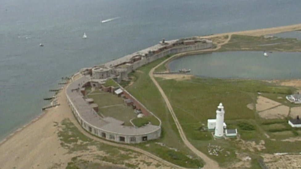 Hurst Castle conservation project gets underway - BBC News