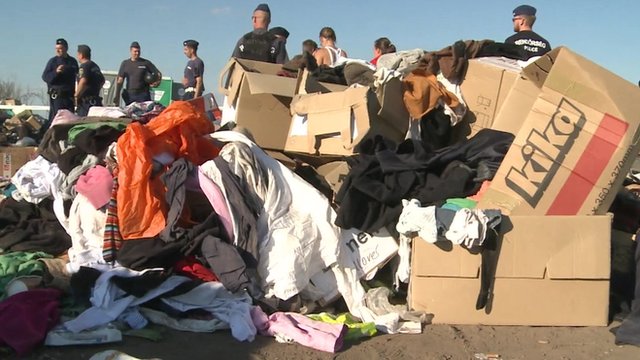 Clearing the rubbish at migrant camp in Roszke - BBC News