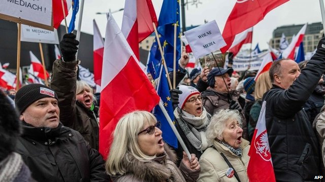 'Freedom of speech' call in Poland media law protests - BBC News