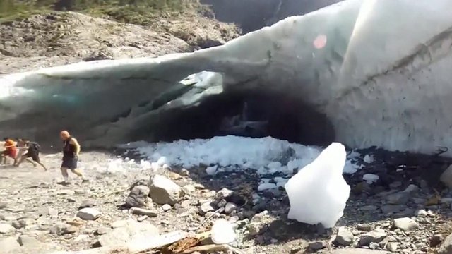 One killed in US ice cave collapse - BBC News