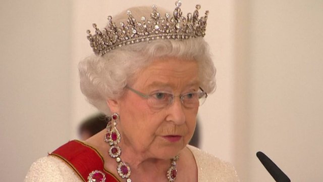 Queen at Bergen-Belsen: 'It's difficult to imagine' - BBC News