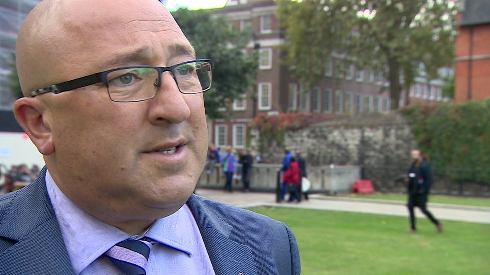 Met Police 'may struggle' to recruit firearms officers quickly - BBC News