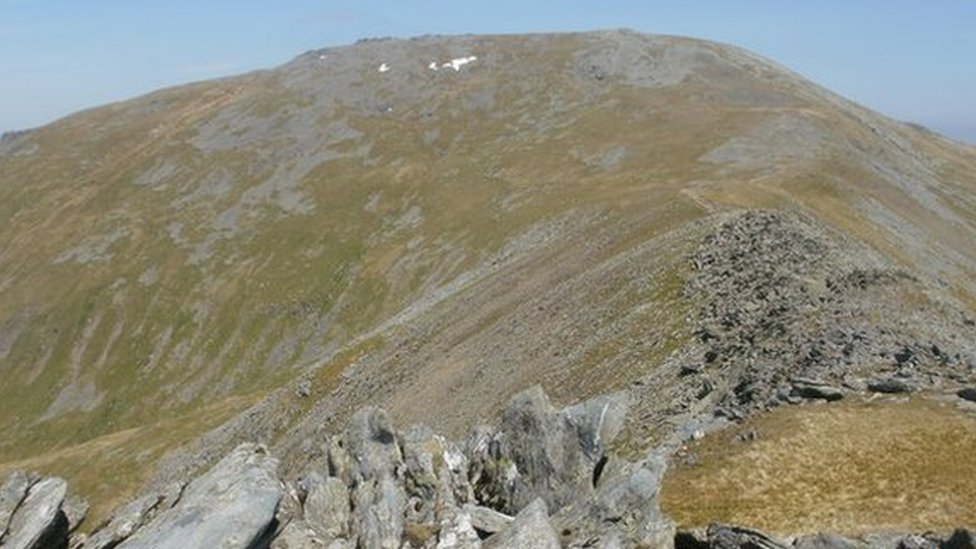 Achub myfyrwyr mewn dillad 'anaddas' o gopa yn Eryri - BBC Cymru Fyw