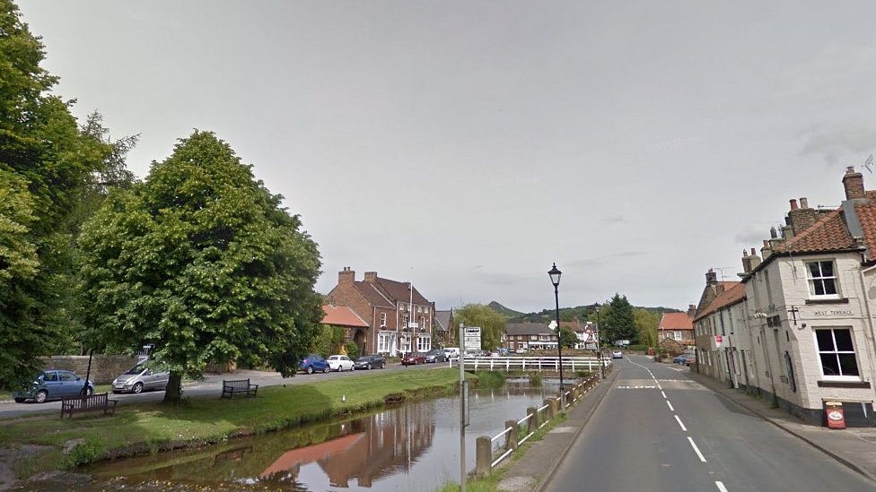 Great Ayton death: Man, 80, struck by car dies - BBC News