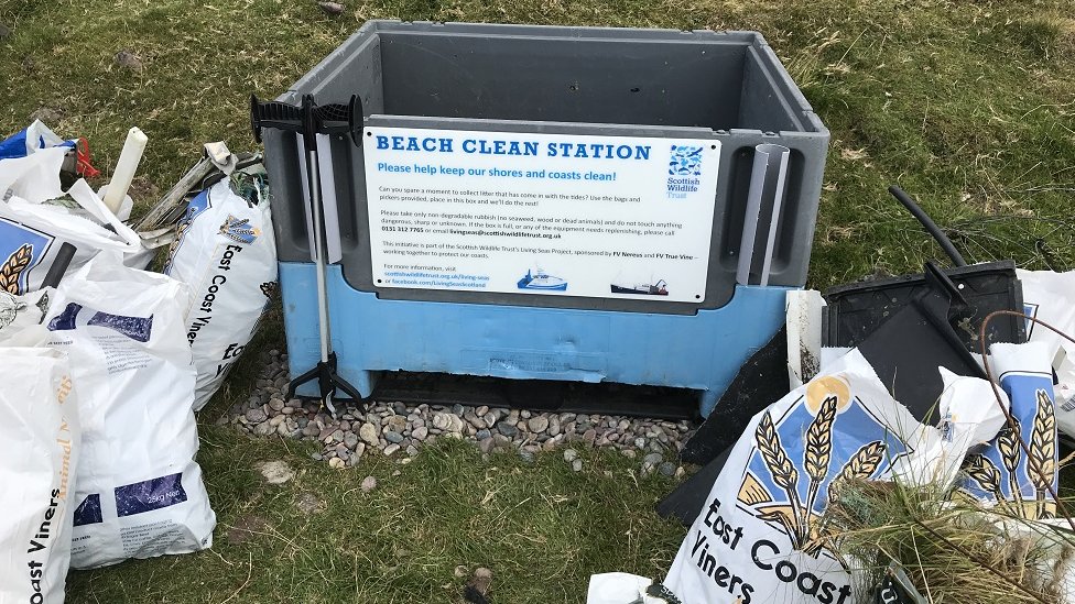 Community beach clean stations to tackle pollution - BBC News