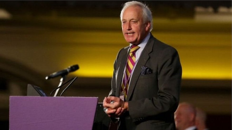 Neil Hamilton yn gwadu bwlio Nathan Gill - BBC Cymru Fyw