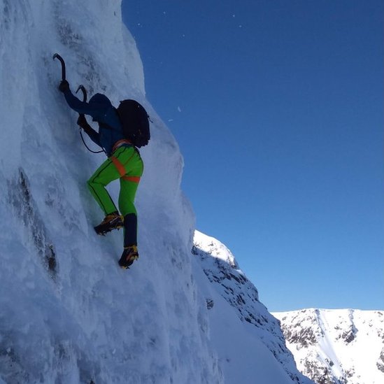 Y Cymro cyntaf ar gopa Everest 25 mlynedd 'mlaen - BBC Cymru Fyw