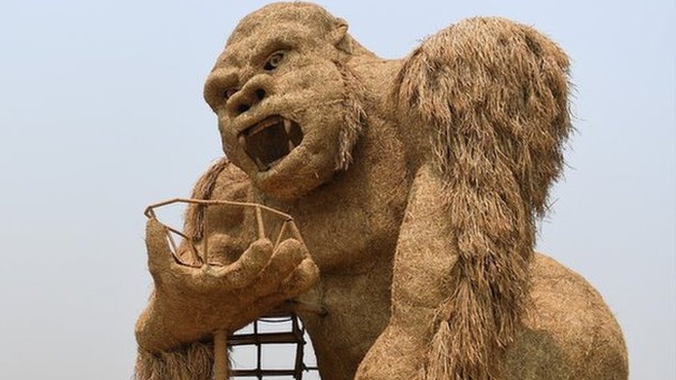 Straw sculptures: Amazing animal statues from around the world, all ...