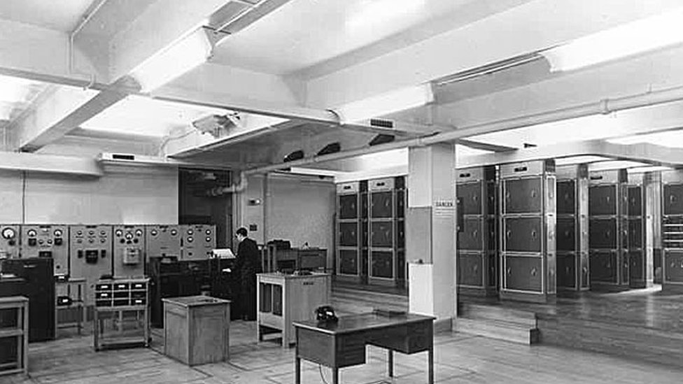 One of the world's first computers gets VR reboot - BBC News