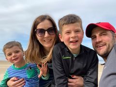 Ydyn ni yna eto? Pump tip i oroesi taith hanner tymor - BBC Cymru Fyw